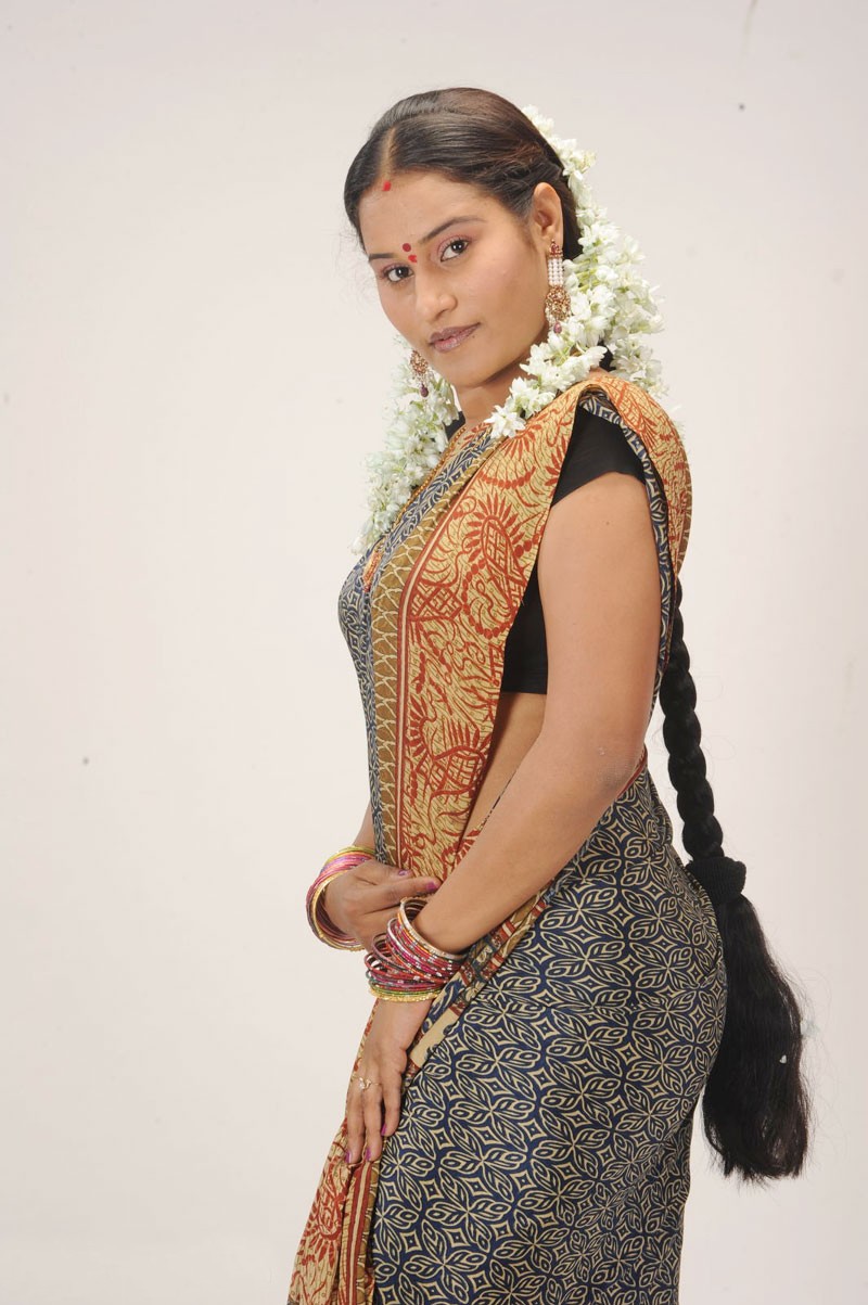 Mahathi in Black Saree Photo Gallery | Eyes Tube