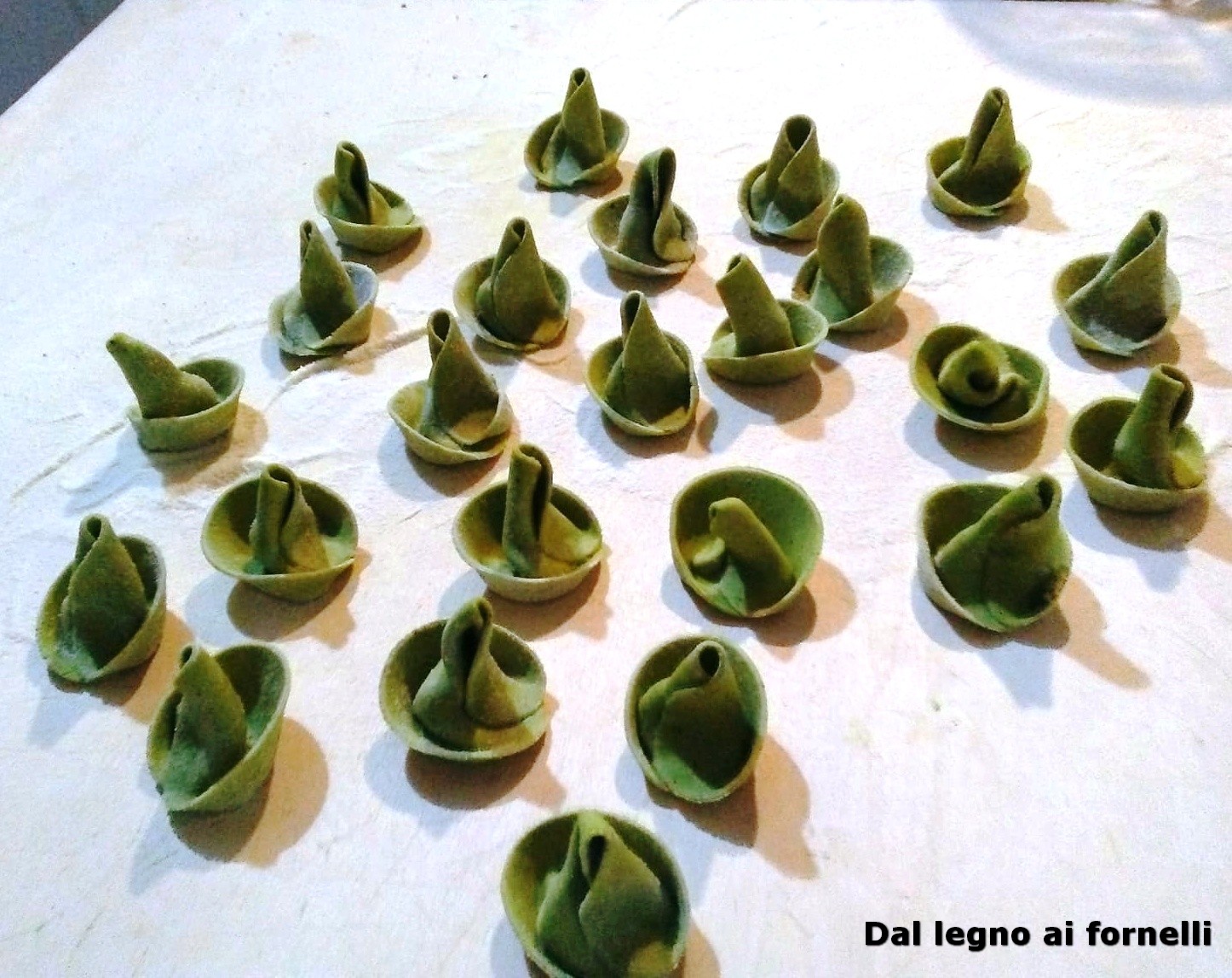 Cappellacci del brigante, di farina e cavolo nero. Conditi con funghi ...