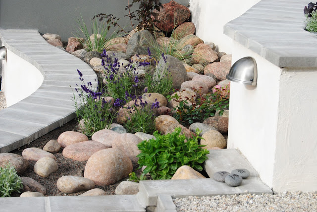 Ärligt och härligt om trädgård och natur: Stiligt med sten i trädgården