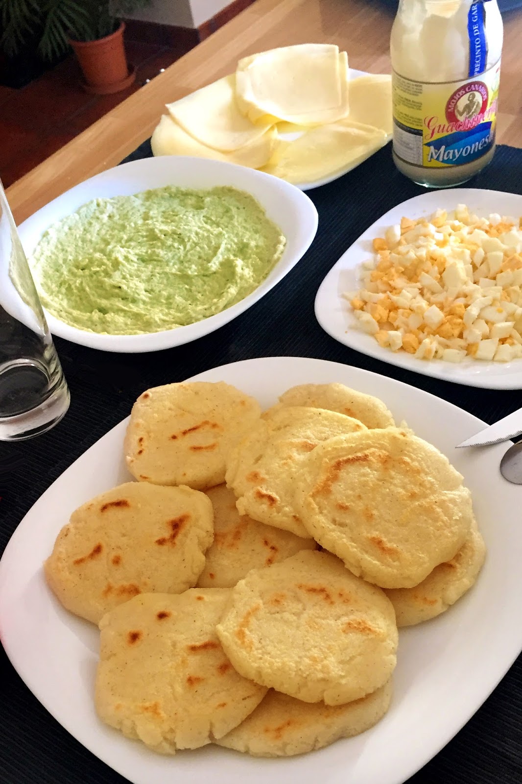 RECETA: Arepas asadas Reina Pepiada con Mayonesa Guachinerfe