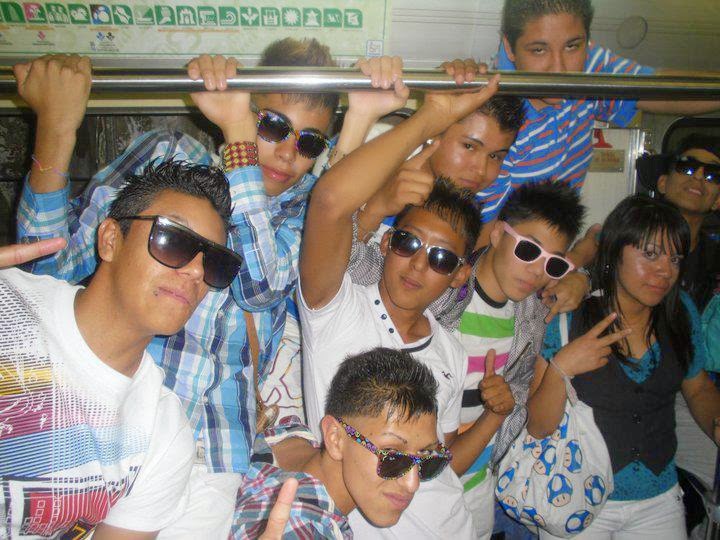 MOMENTO DE OCIO: "LOS CHAKAS" aguas con la italika roja JAJA