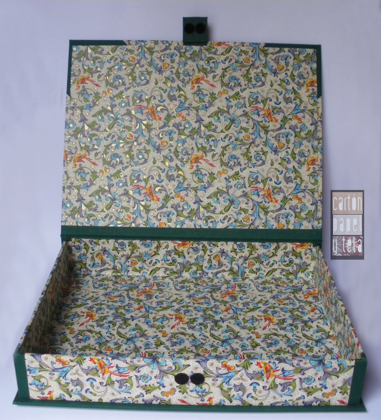 Cartón, papel y tela: Caja-libro portapapeles