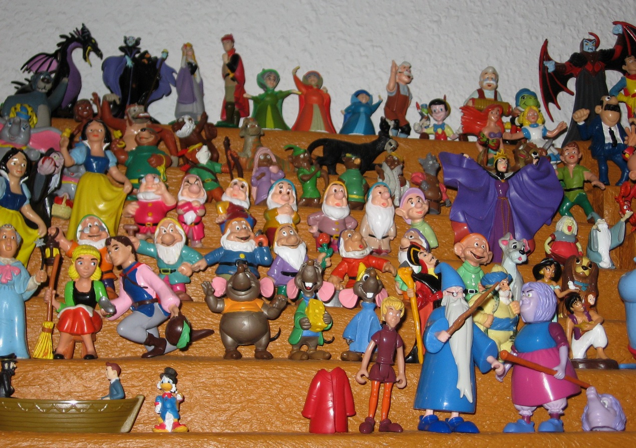 EL KIOSKO DE AKELA: FIGURAS PVC, PUEBLAN LA TIERRA A MILLONES