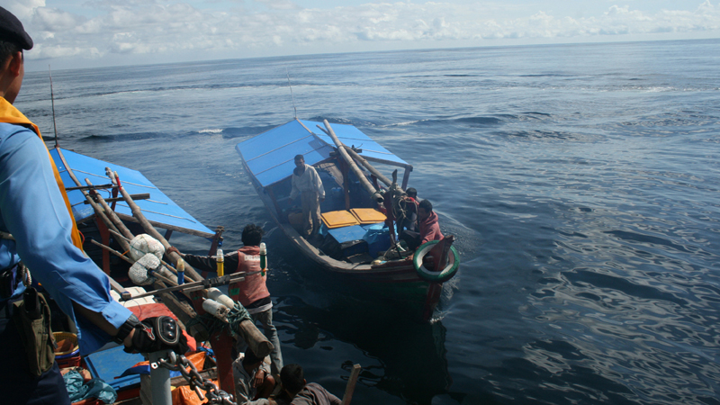 NavyTheBest: KAPAL TLDM TAHAN PENCEROBOHAN BOT PANCUNG INDONESIA
