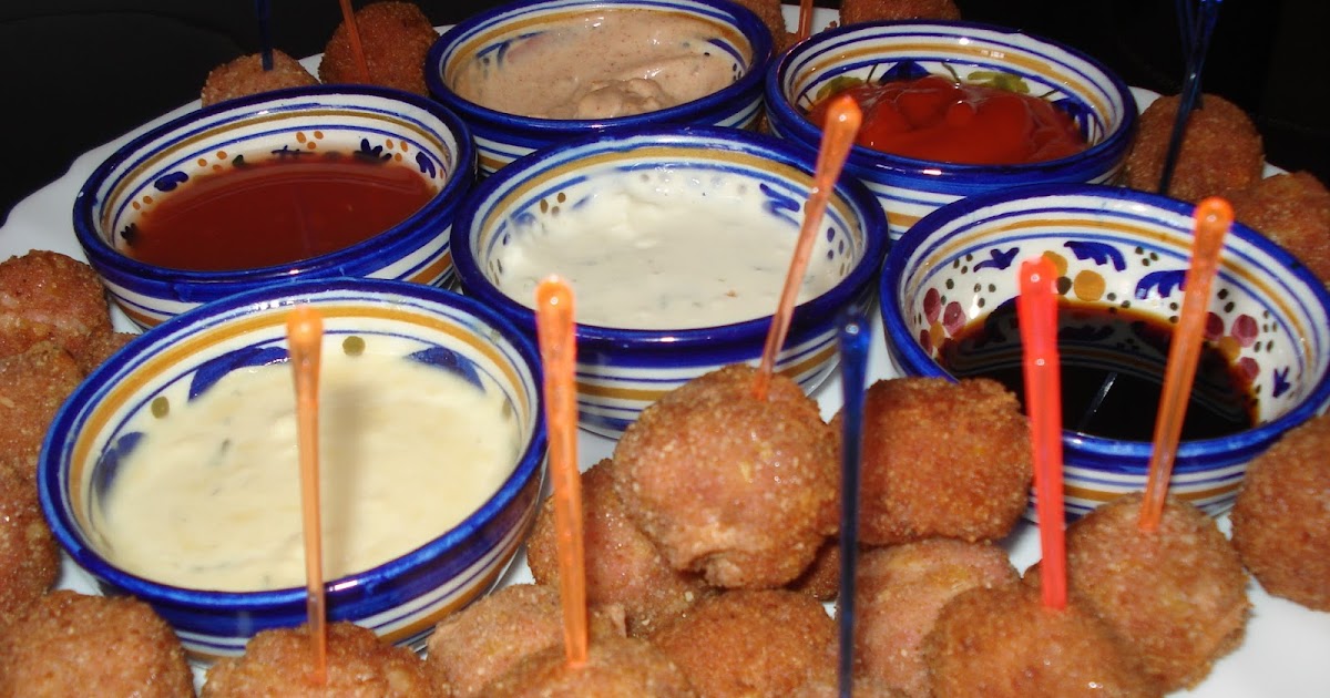 Llenando El Buche, by Lou.: Albóndigas de pollo son surtido de salsas.