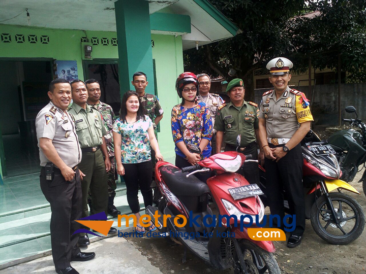 Ops Keselamatan Toba 2018, Kasat Lantas Polres Samosir Serahkan 10 Buah Helm Gratis Kepada ...