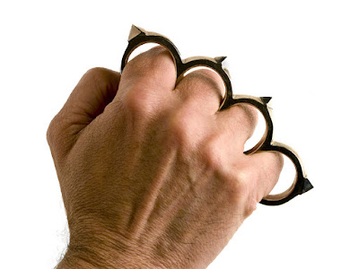 Militaria: Czy można bronić się kastetem? Kilka faktów o tym narzędziu.