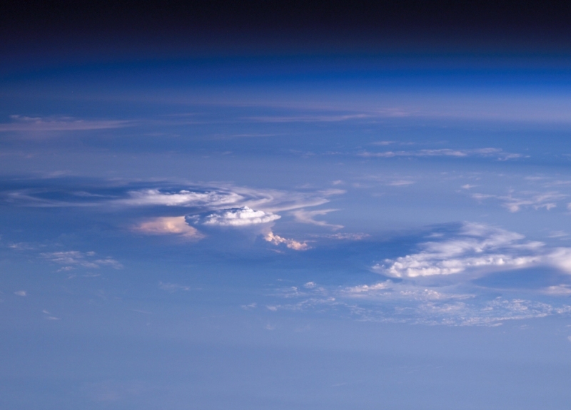 sundayeve: Atmosfer bumi di lihat dari luar angkasa