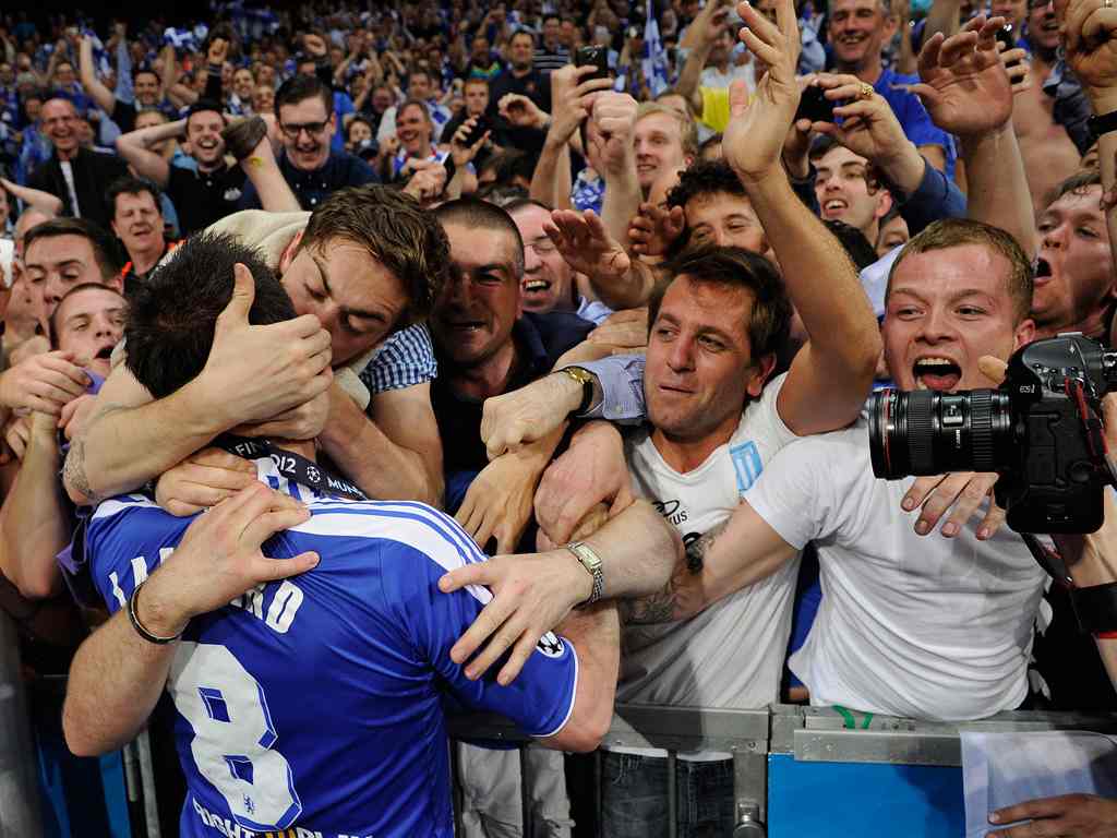 C2 Blog: Chelsea Fan kisses Frank Lampard