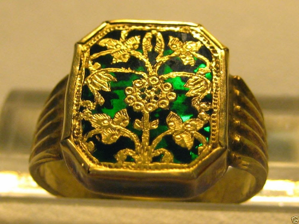 Local style: Indian jewelry: thewa work