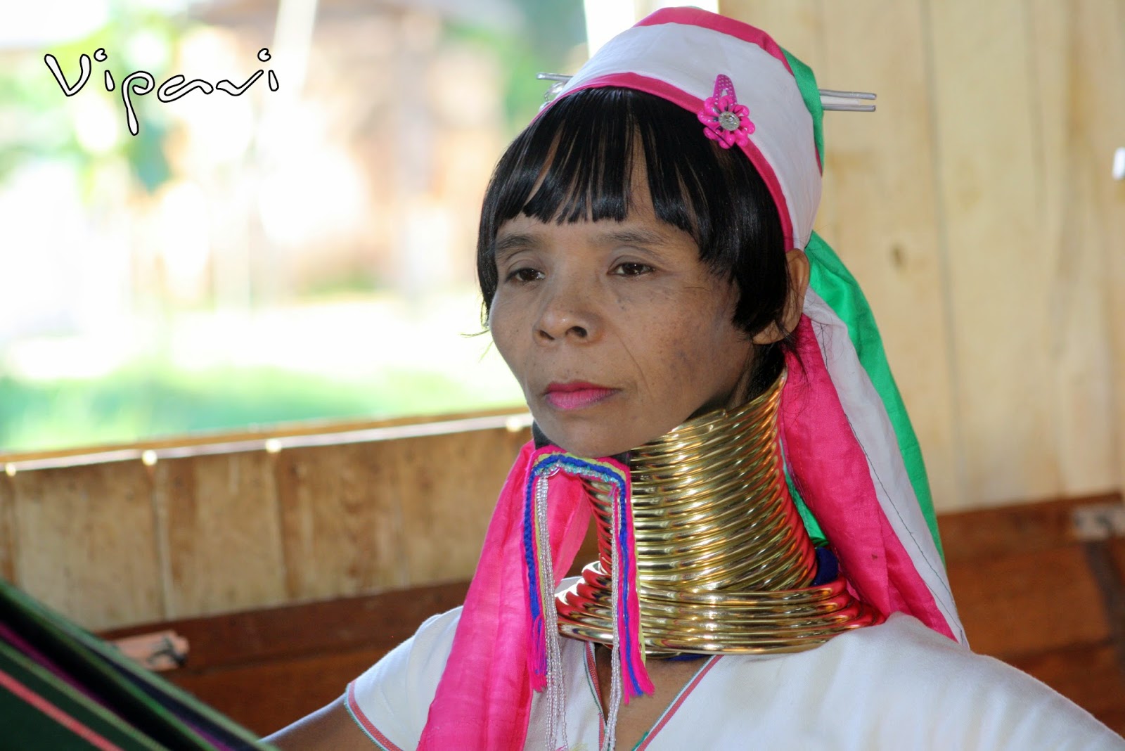 La realidad de las mujeres jirafa - Vipavi