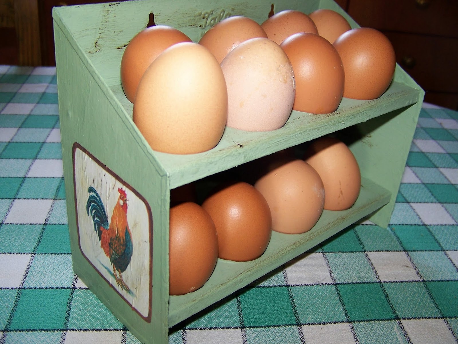 A Pretty Talent Blog: Using Dala Chalk Paint To Paint A Metal Egg Box