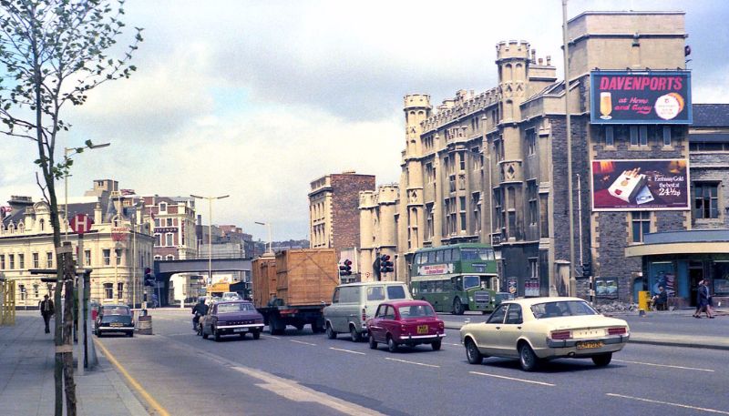 45 Amazing Photos Capture Street Scenes of Bristol, England in the ...