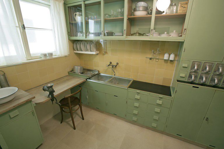 A Little Bit of British from Across The Pond: Frankfurt Kitchen 1920's