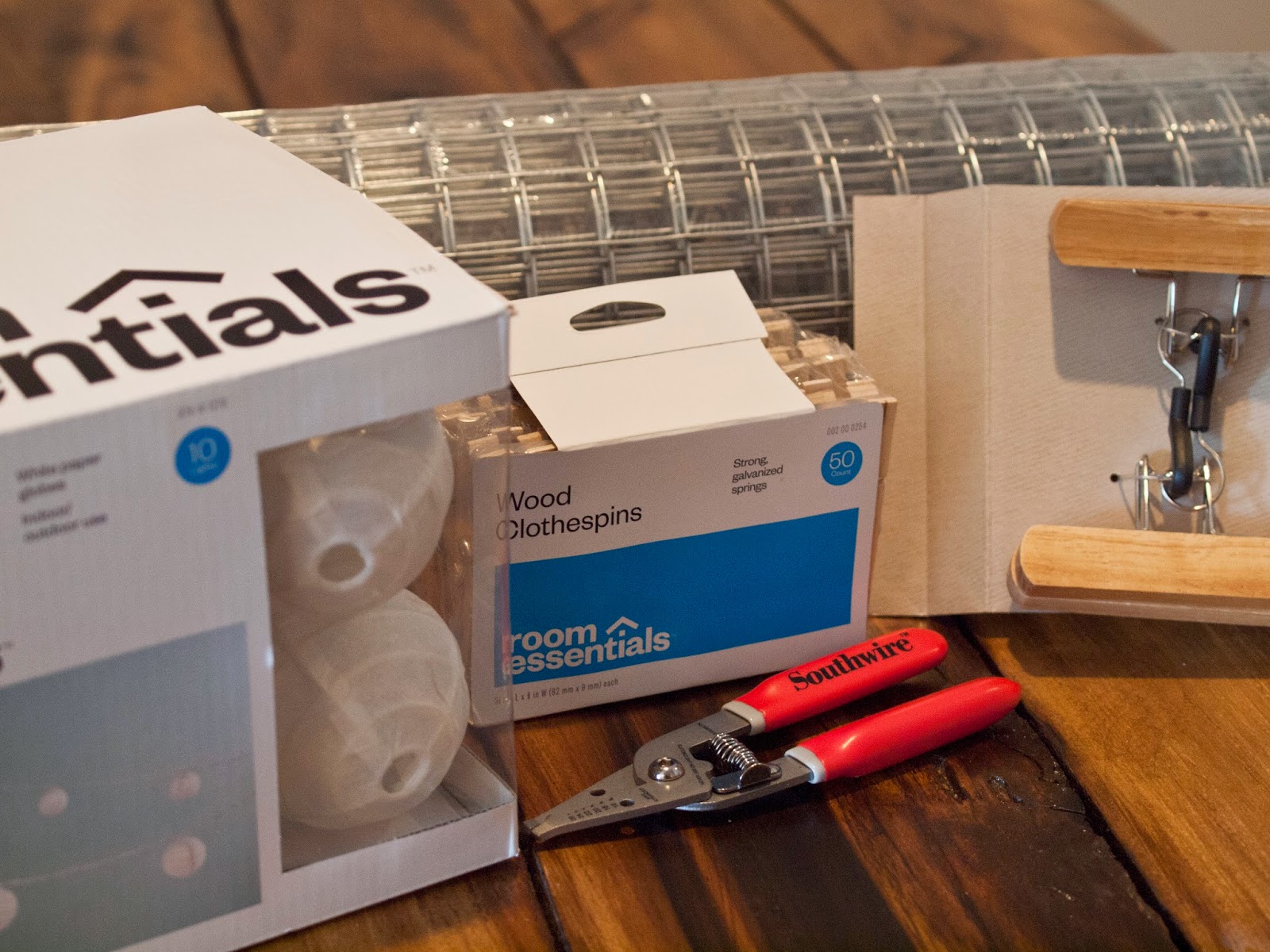 The Daily Gab: DIY: Simple Wire Mesh Board