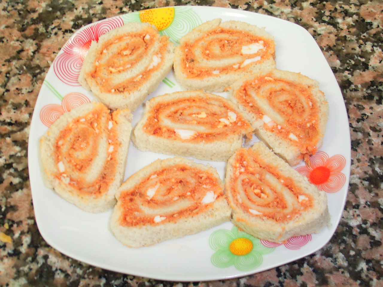 COCINA CON XENA: Rollito de pan de molde...relleno de sobras...