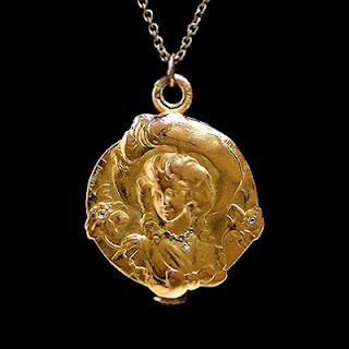 Lockets: The Pinnacle of Romantic Jewellery