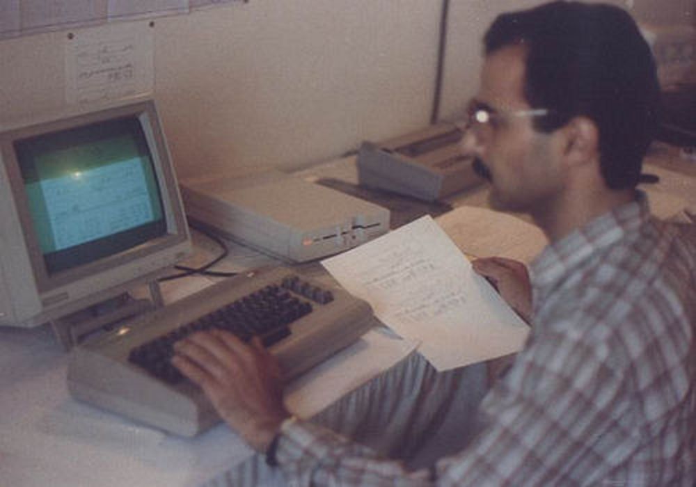 20 Vintage Photographs of People With Their Commodore 64, One of the ...