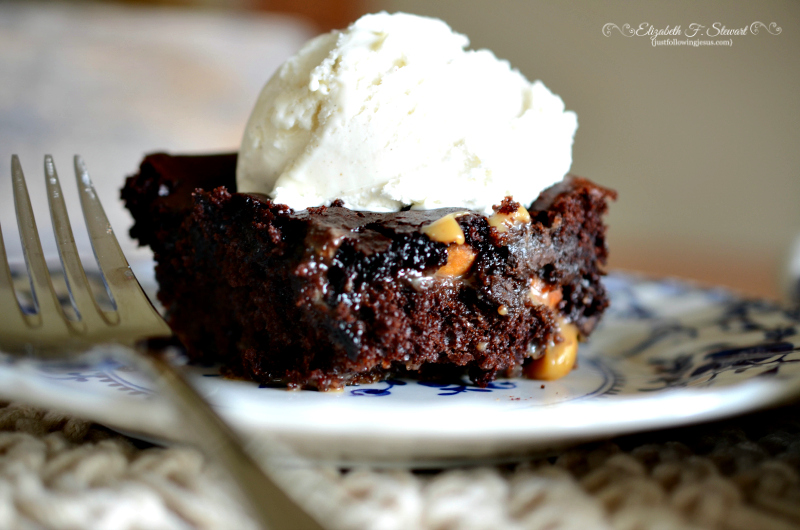 Just following Jesus in my real life...: Friday Faves...Snickers Cake