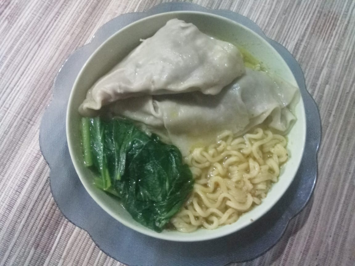 Hangatnya makan pangsit basah di kala hujan. - Mpo Ratne