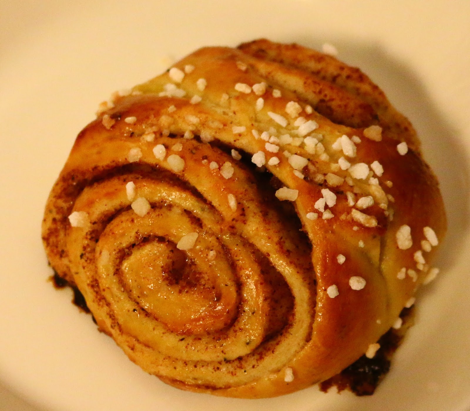 Herkkuja leipomassa: Korvapuustit/ Cinnamon rolls