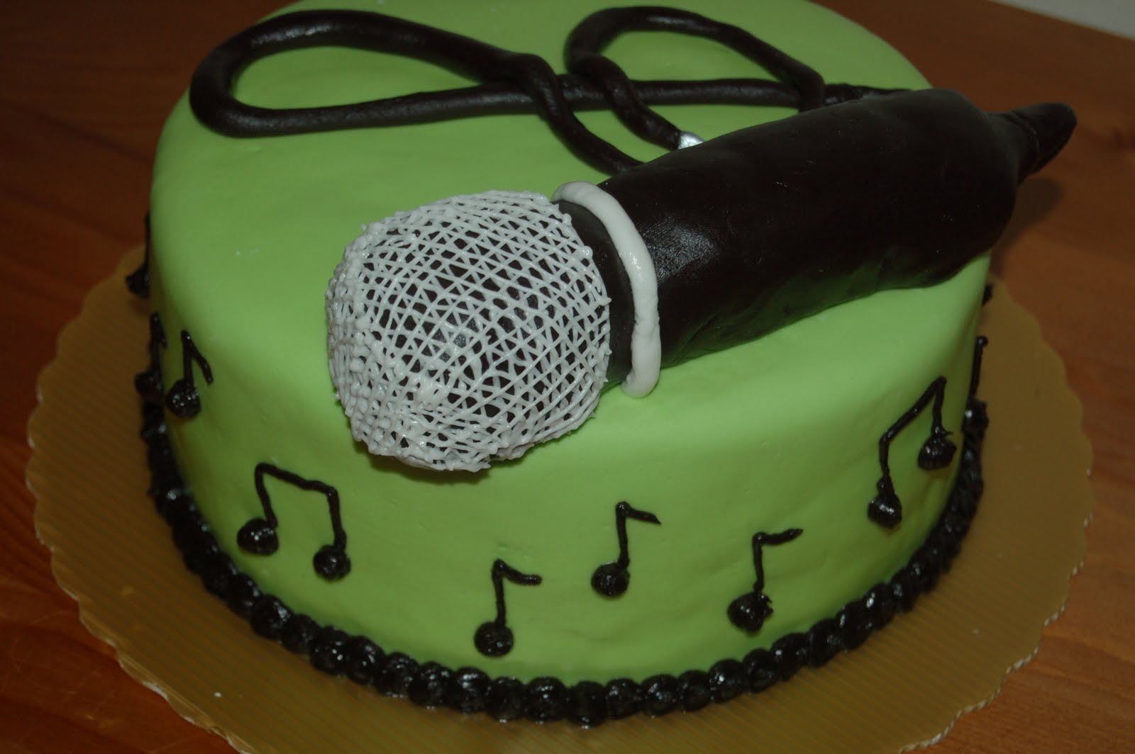 Gracie's Cakes: Two Cake Pans and a Microphone...