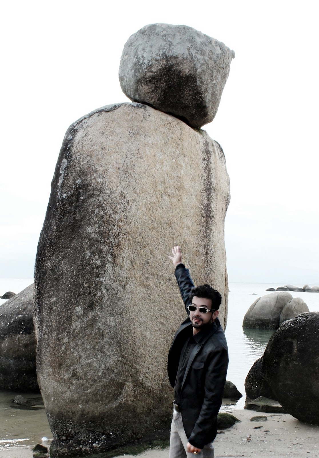 Mago Julio Pithon: Mago Julio Pithon ao lado das Pedras Grandes.
