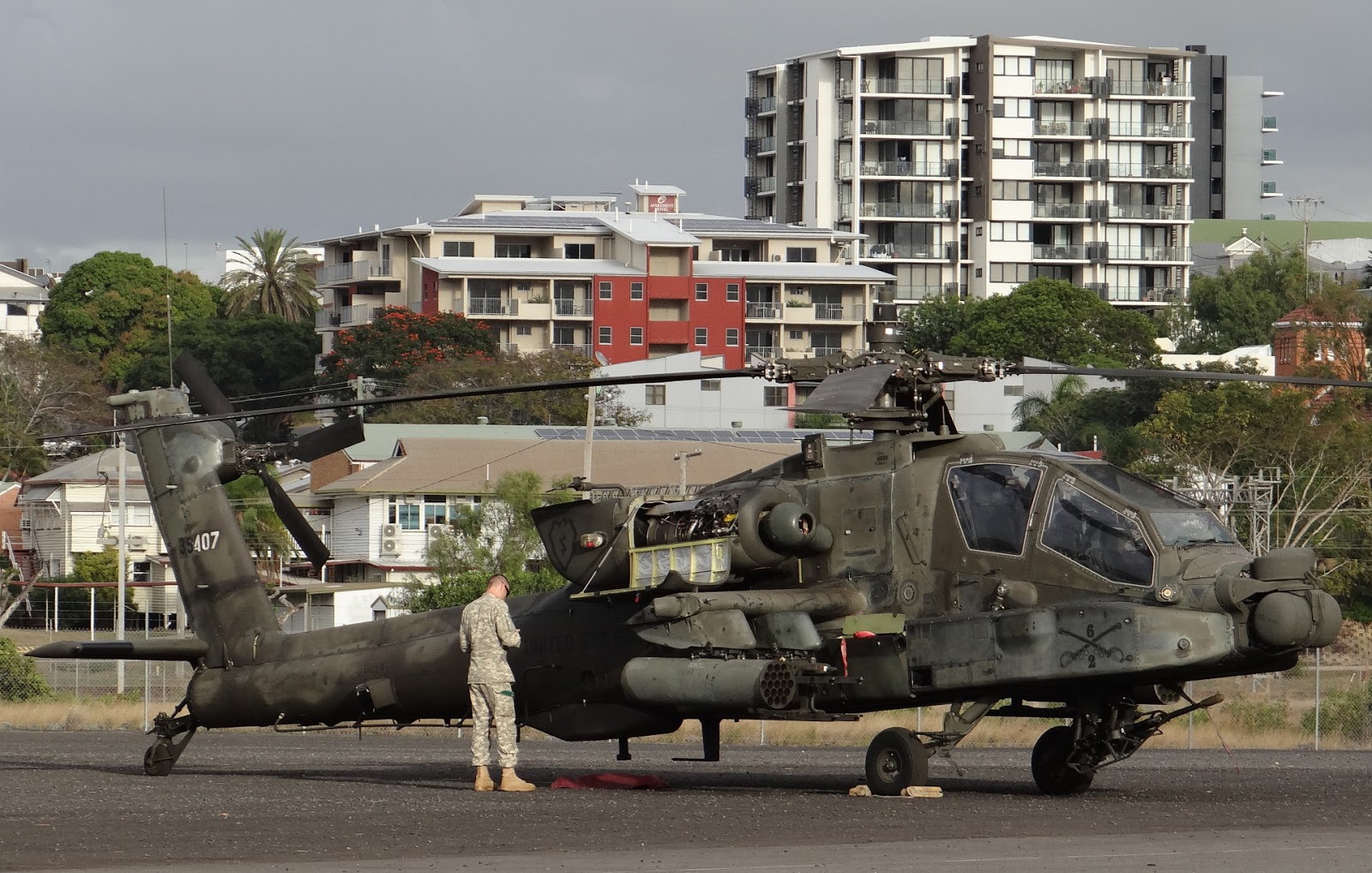 Air Queensland.blogspot: US Army Boeing AH-64 Apache and Sikorsky UH-60 ...