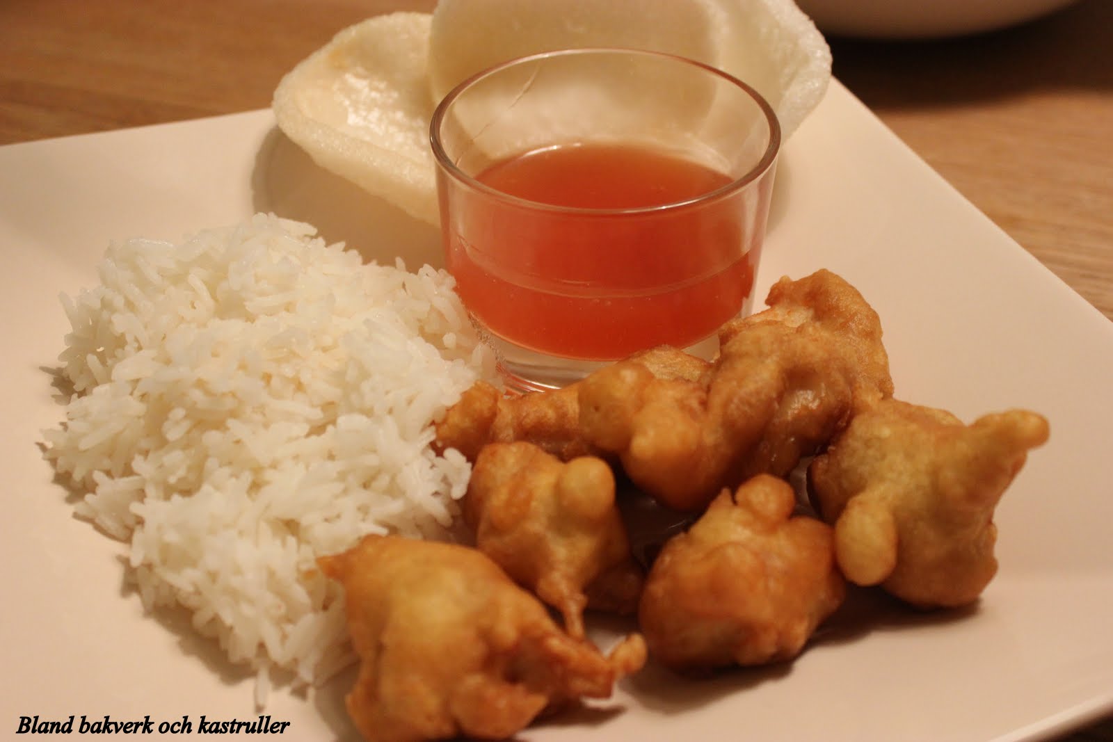 Bland bakverk och kastruller: FRITERAD KYCKLING MED SÖTSUR SÅS