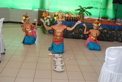 Cultures In Indonesia: Piring Dance