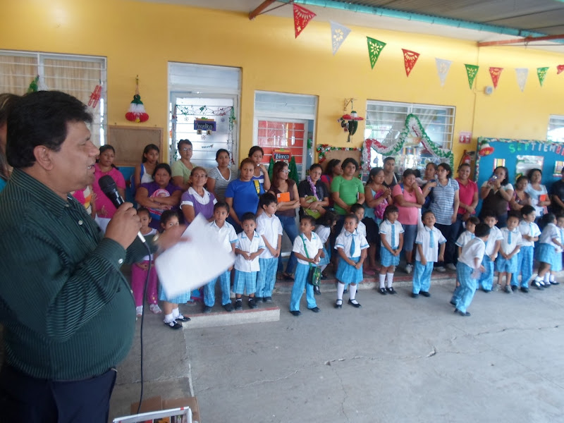 POZA RICA: César Ulises Rivera Sigue Entregando Utíles Escolares en la ...