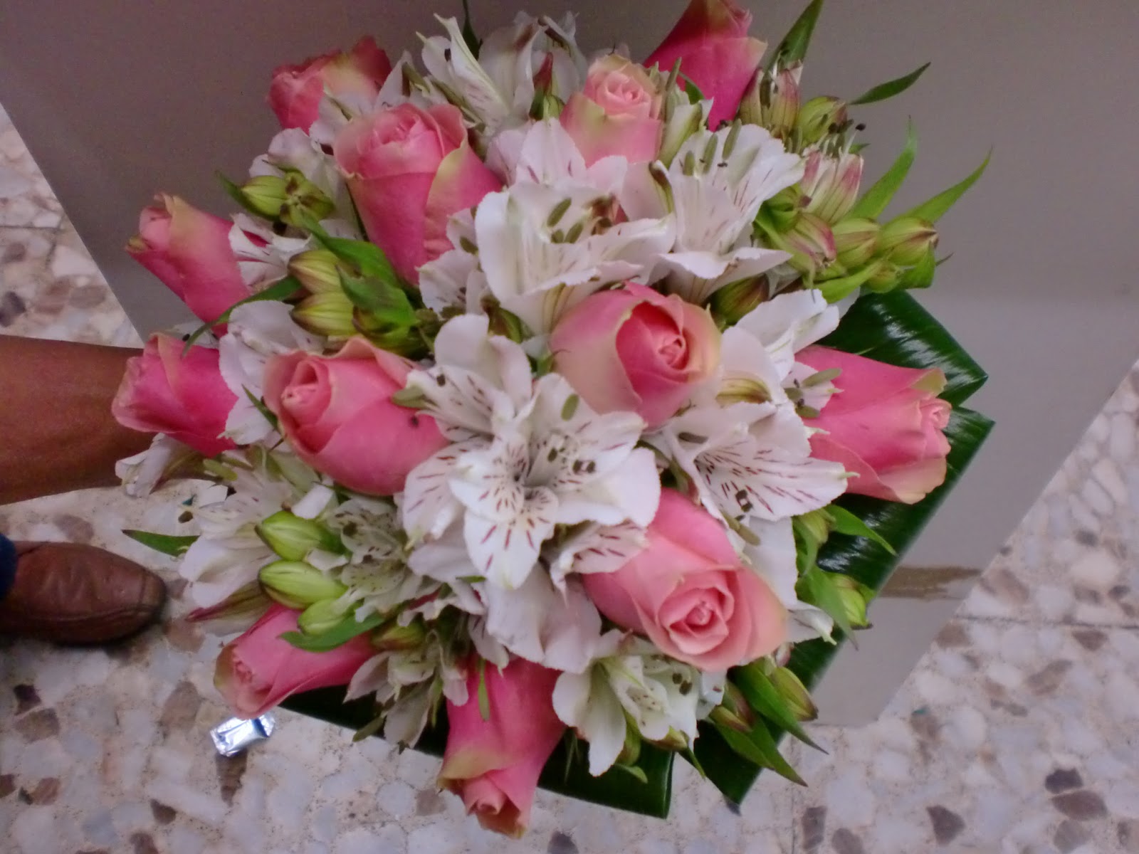 Ramos de novia GUALI: BOUQUET ROSA PALO Y ASTROMELIAS