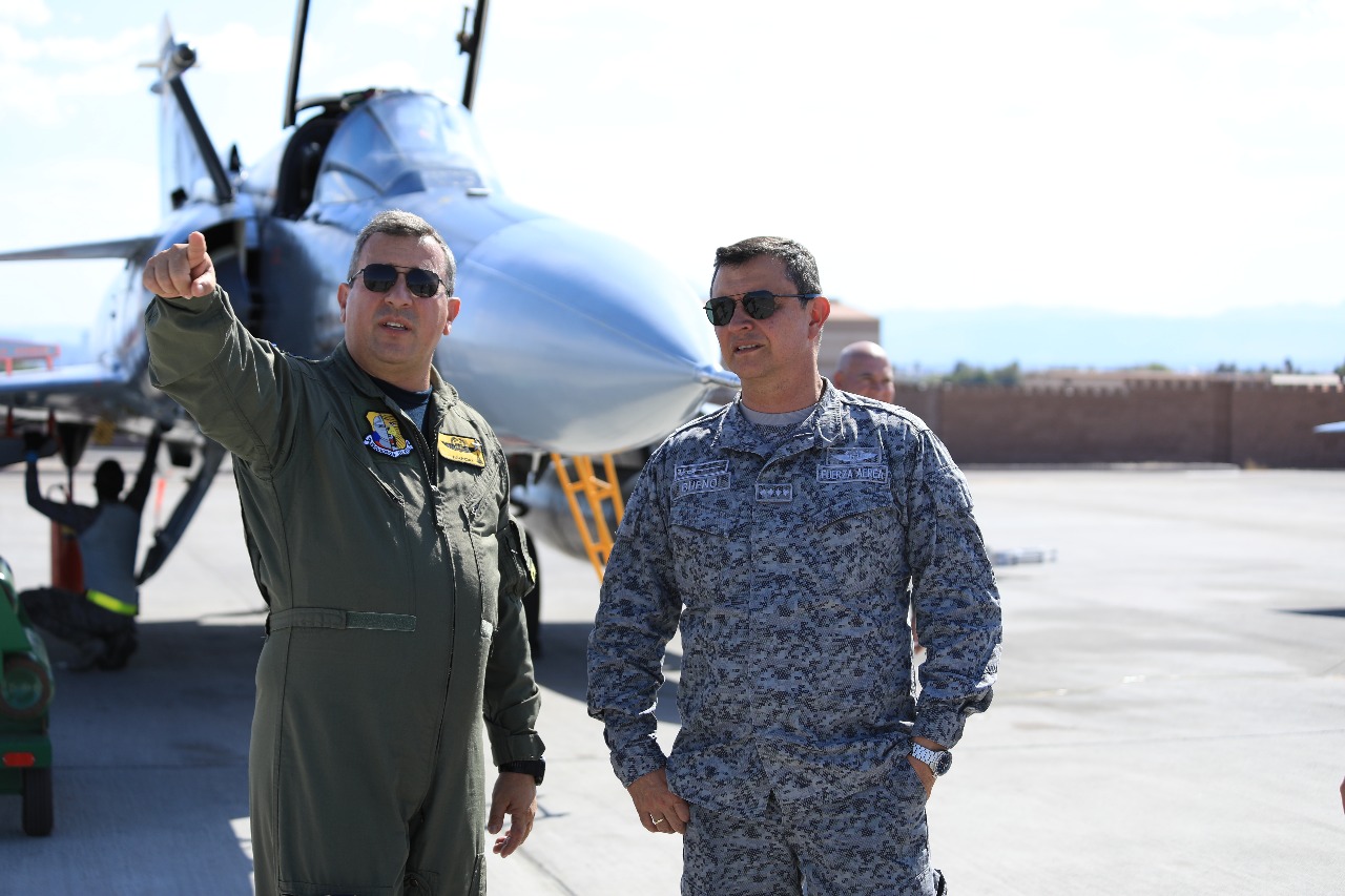 Comandante de la Fuerza Aérea Colombiana visita Nellis AFB durante ...