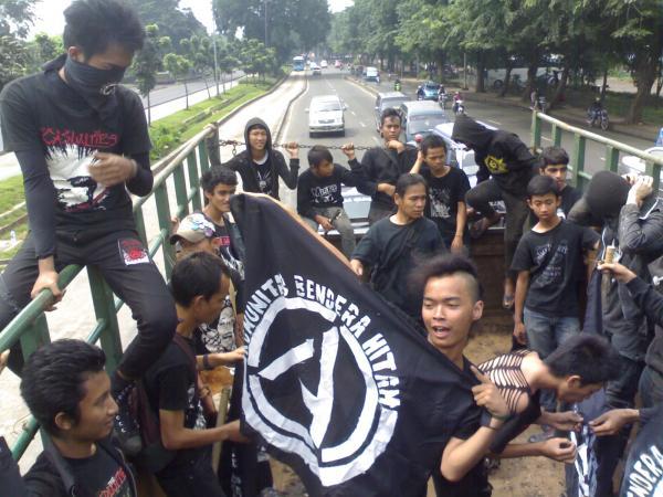 "kisah Cinta Seorang Anak Punk Dan Anak Orang Kaya" - PUNK ROCK JALANAN