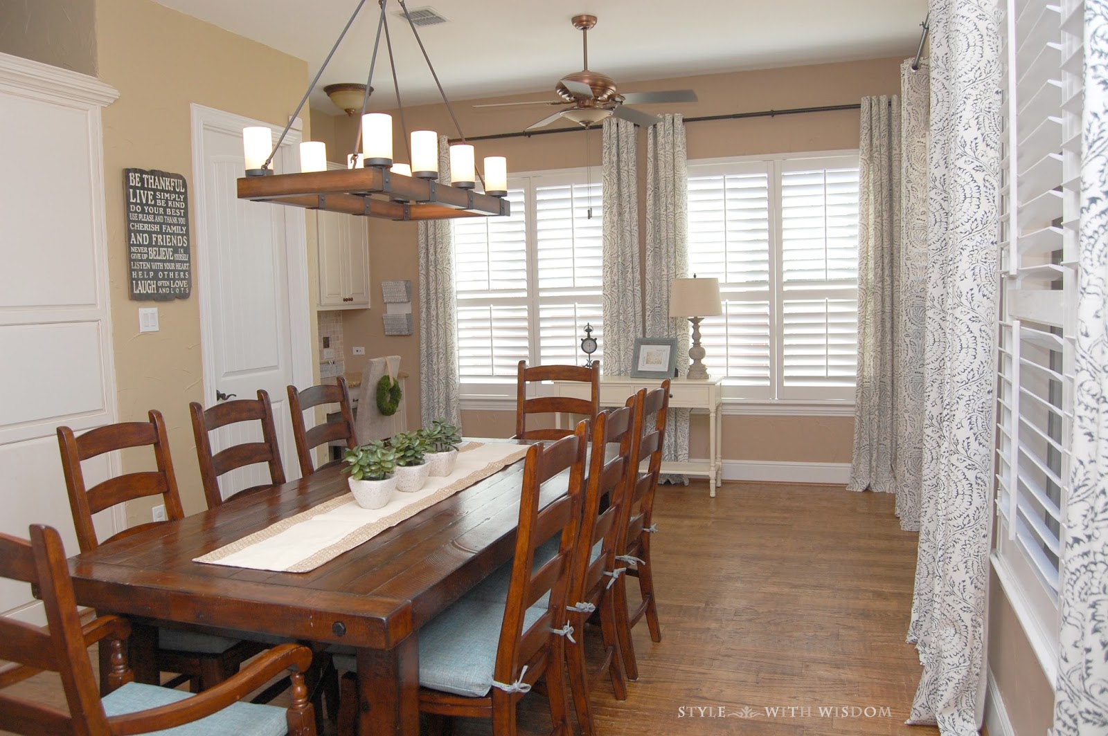 Style with Wisdom: A Gorgeous Eat-In Kitchen for Six!