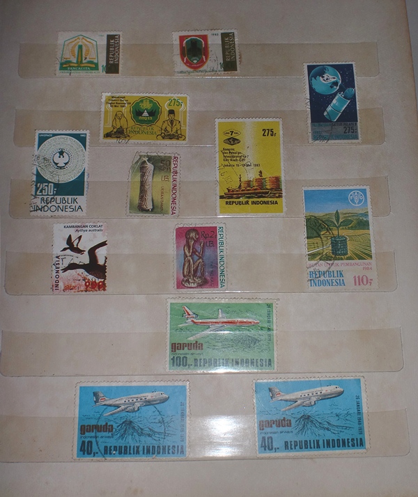 Koleksi Perangko Antik Milik Ibu (Perangko Indonesia) ~ Blurry Eyes