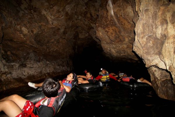 Menyusuri sungai bawah tanah Goa Pindul | SEPUTAR JOGJA