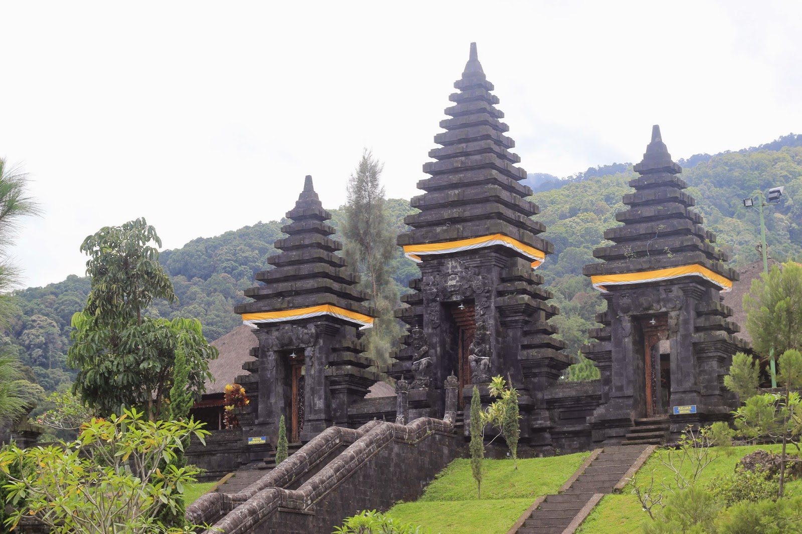 Megahnya Pura Parahyangan Agung Jagatkarsa - permanarikie