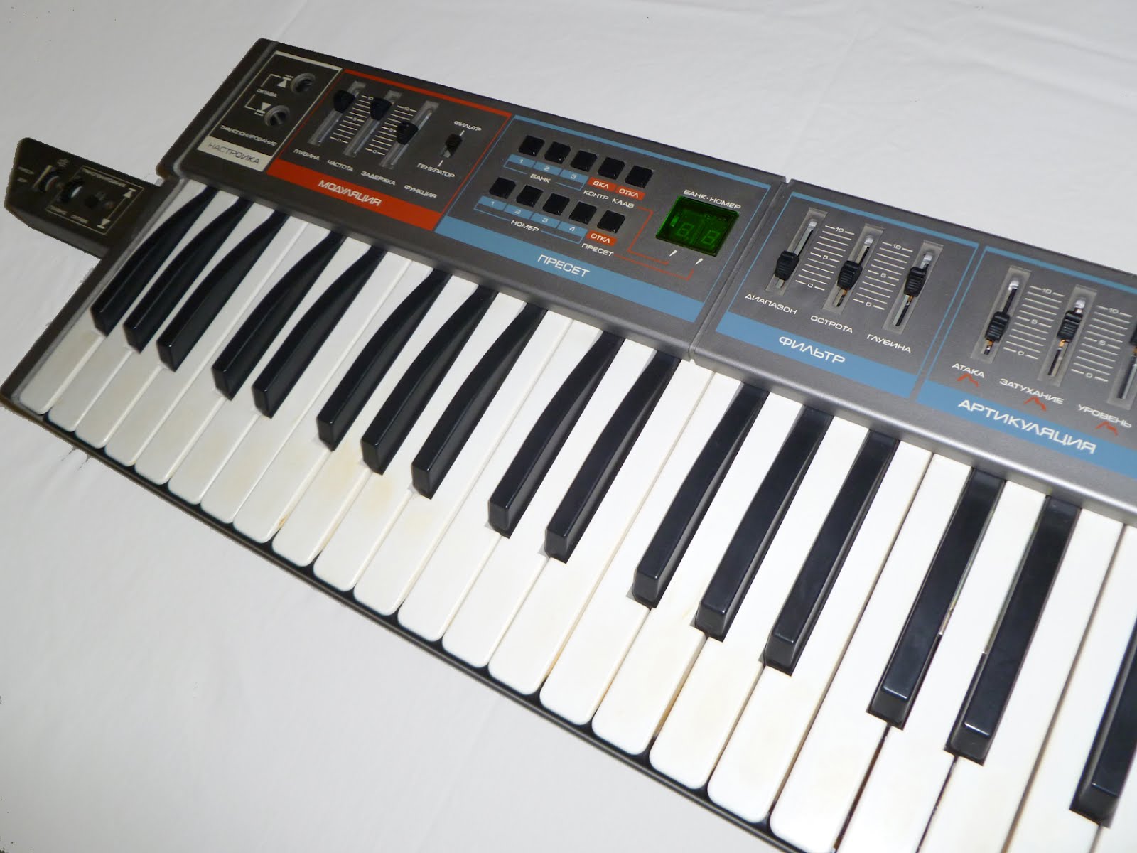 MATRIXSYNTH: "JUNOST-21" VINTAGE SOVIET ANALOG KEYTAR