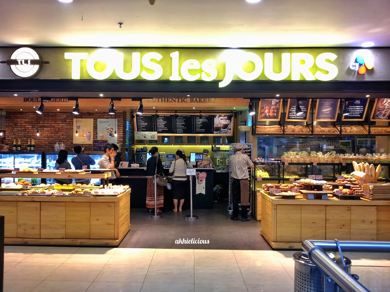 Laju-Laju Ke TOUS les JOURS Authentic Bakery Depok.