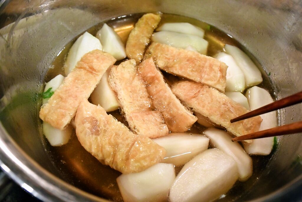 Recipes for Tom: Kabu to usuage no nimono (genen) / Japanese turnip and ...