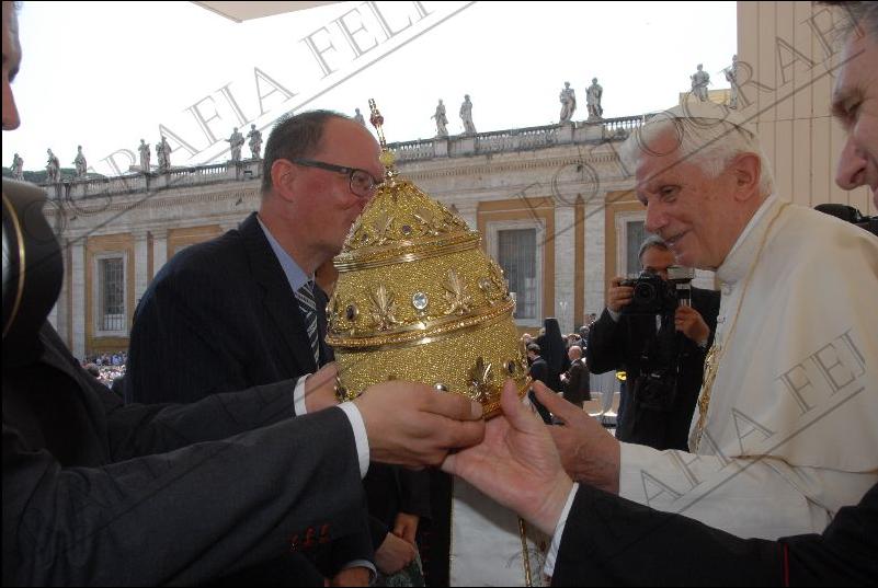 Bento XVI ganha uma Tiara (triregnum) em nome da unidade dos cristãos!