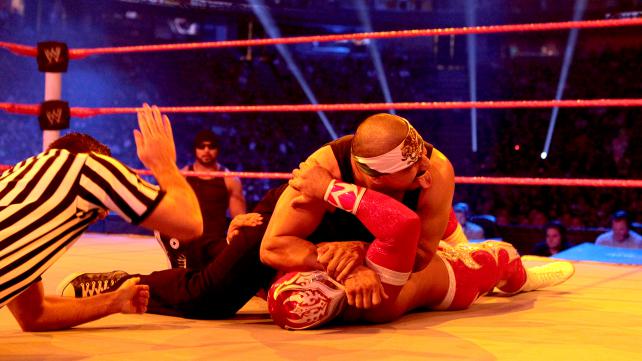 WWE In live!!!!: SIN CARA vs HUNICO