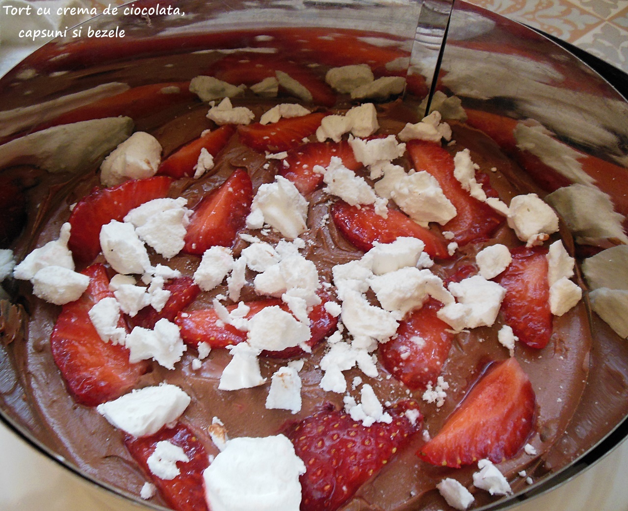 Rocsy in bucatarie: Tort cu crema de ciocolata, capsuni si bezele