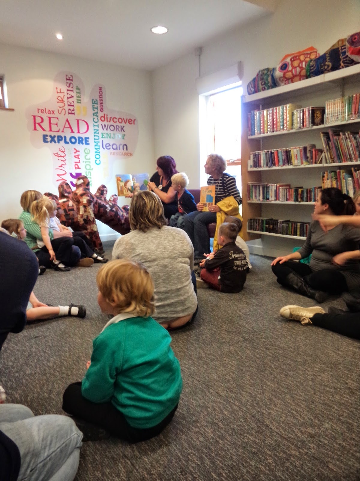 Robin Hood in the Community: Pupils visit Rothwell Library to see Dinosaur