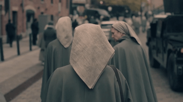Baixe GIFs da terceira temporada de The Handmaid's Tale - The Handmaid ...