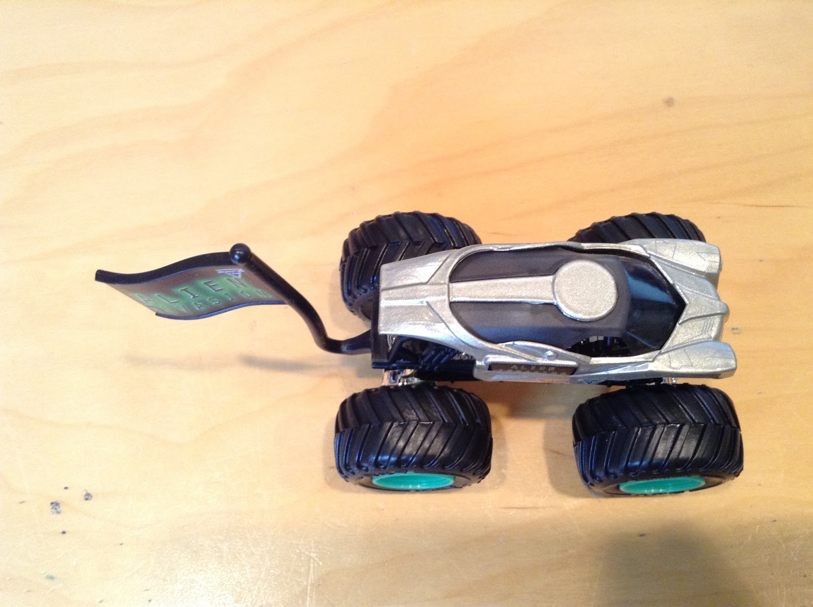 JULIAN'S HOT WHEELS BLOG: Alien Invasion Monster Jam Truck (2017 Epic ...