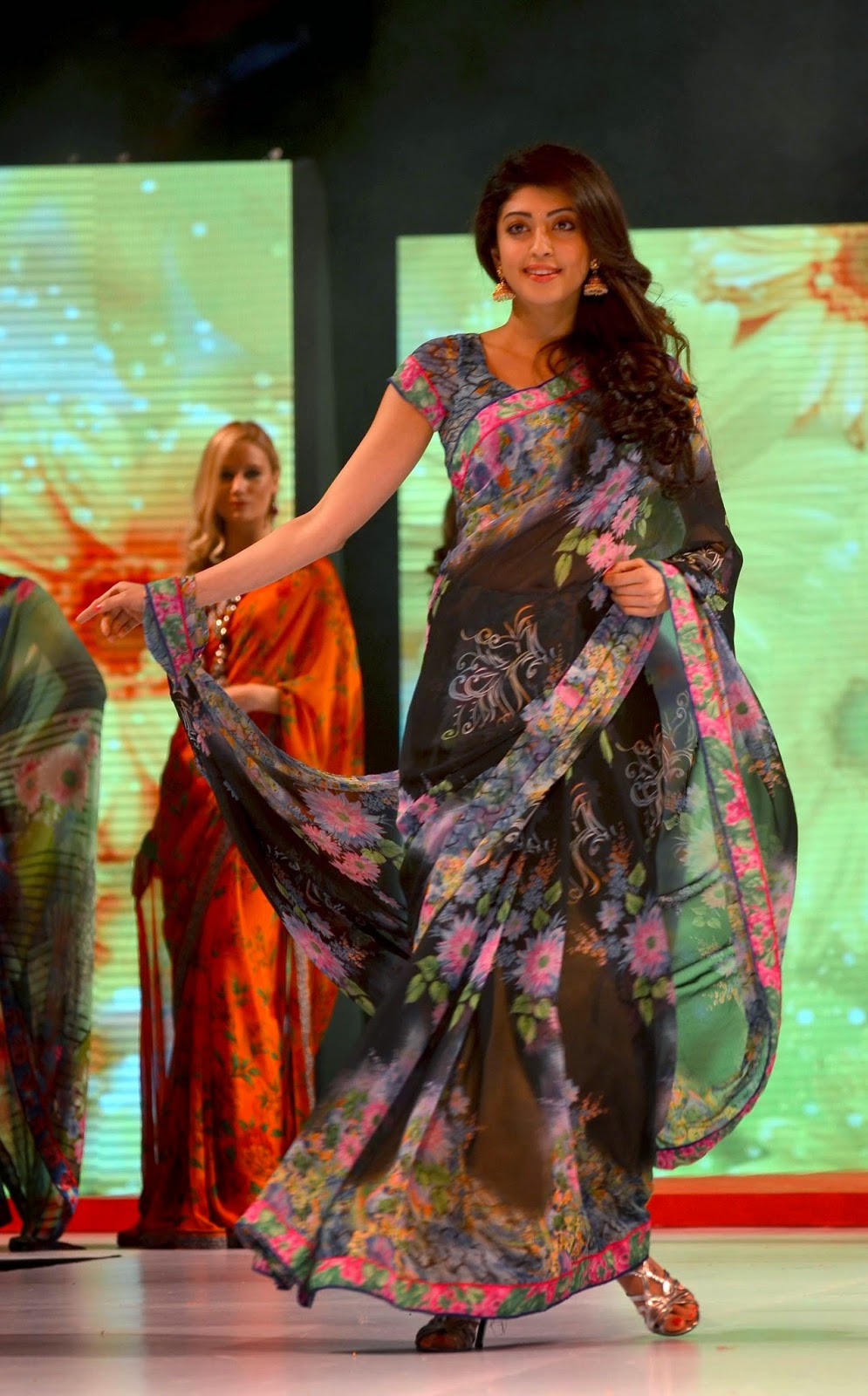Pranitha ramp walk in Saree at Fashion Thrills Fashion Show | Stylish ...