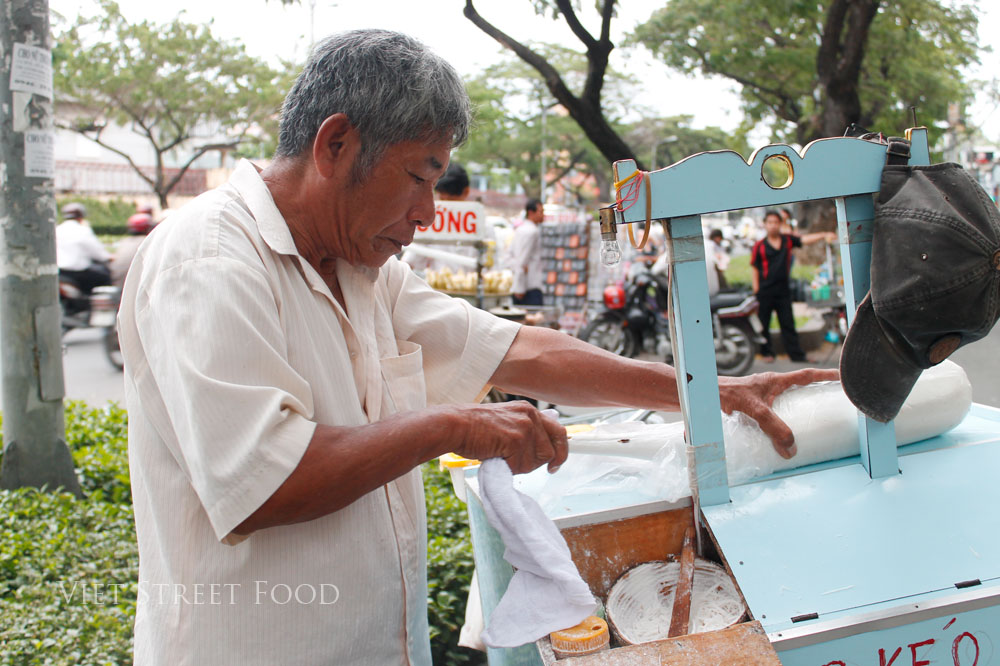 Viet Street Foods: "Stretching" candy! (Kẹo kéo)