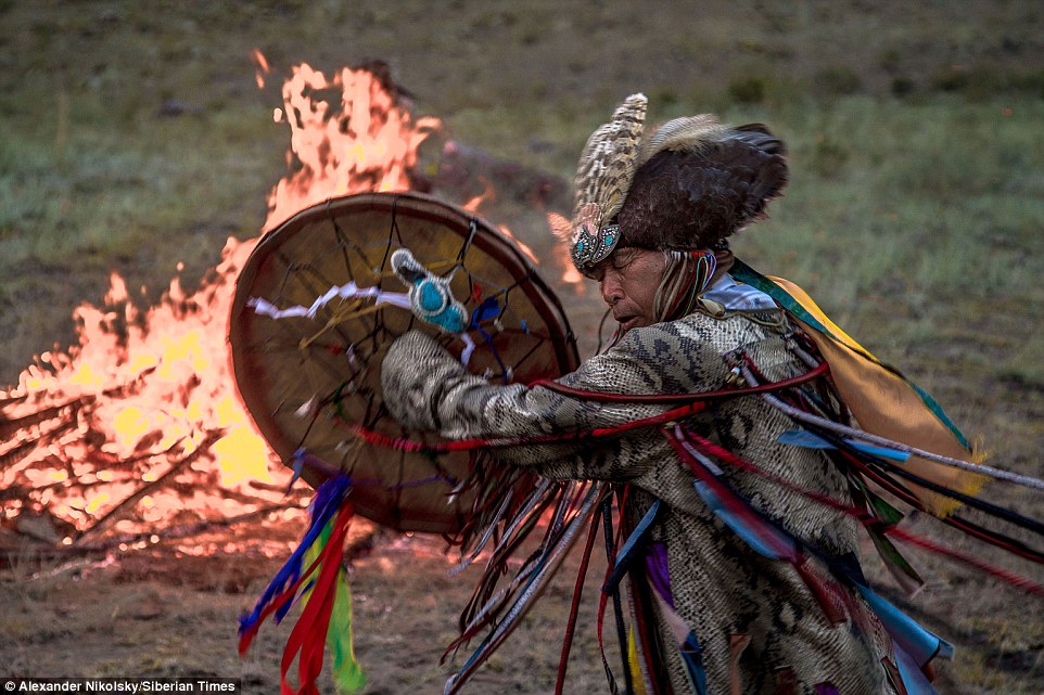 Roue Arc-en-Ciel: Photos de chamans de Mongolie et de sibérie